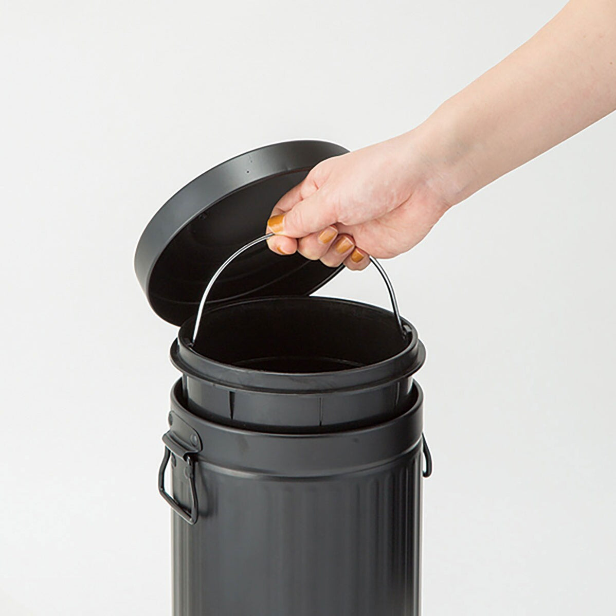 TRASH BINS & DUST BOXES